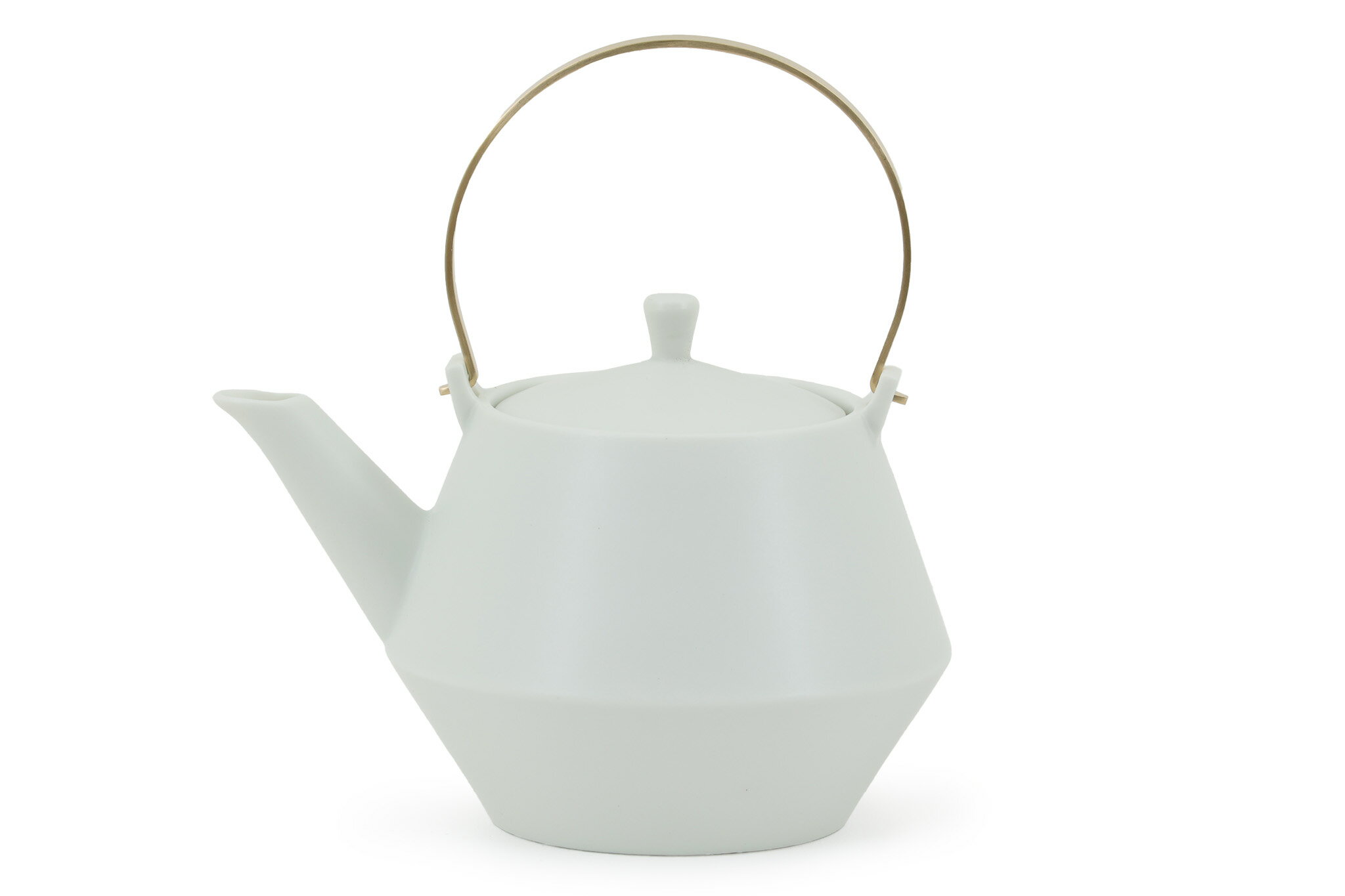 Frustumはお茶の良さを再認識するために、現代の暮らしに合わせデザインをリファインした茶器。本製品のデザインの肝である土瓶本体の中腹で切り替わるエッジは、東北地方で作られる鉄瓶などで古くから見られる形を引用しており、茶の印象を強めます。...