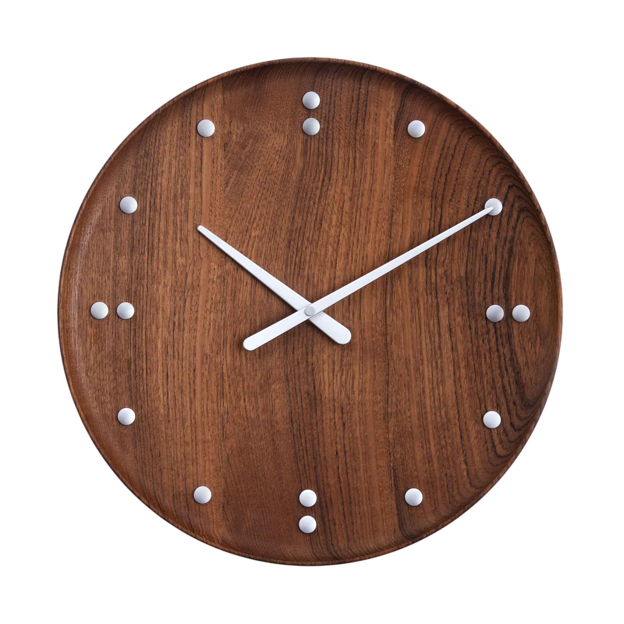 FJ Clock、フィン・ユールの壁時計は、1950年にニューヨークの国際連合信託統治理事会のインテリアのひとつとしてデザインされたもので、フィン・ユールのデザイン美学のエッセンスを色濃く表現しています。チーク材が持つナチュラルな質感が描く...