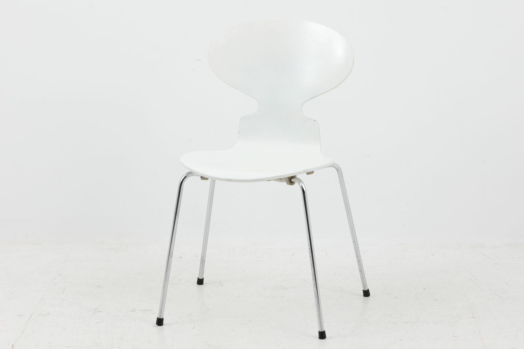 北欧より買い付けました。Arne Jacobsenデザインのアントチェアです。 商品コード DK15188 メーカー Fritz Hansen（フリッツ・ハンセン） デザイナー Arne Jacobsen（アルネ・ヤコブセン） サイズ 幅 ...