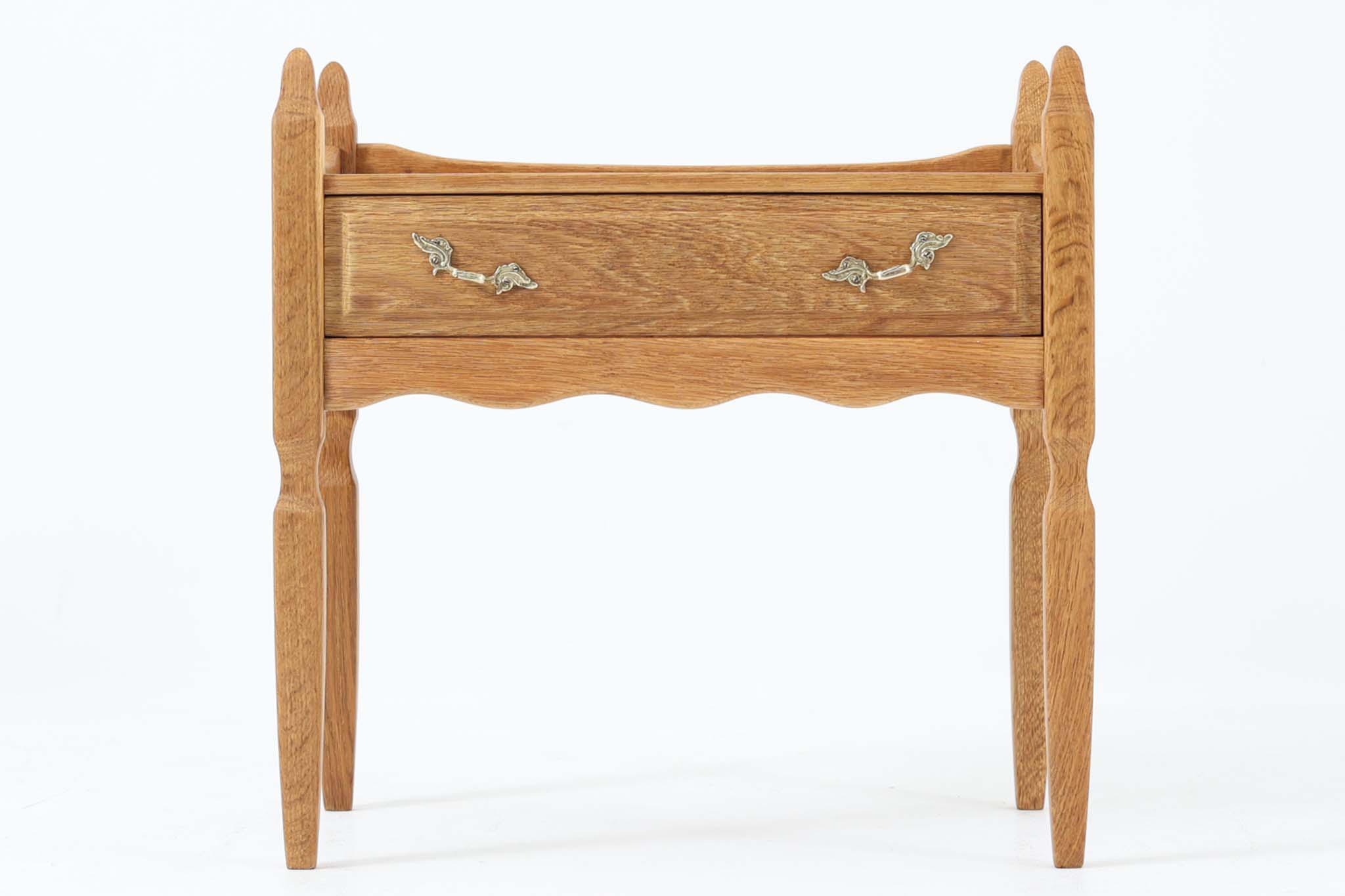 デンマークのデザイナー、Henning Kjaernulfによってデザインされたヴィンテージのサイドチェスト。素材には、木目の美しいオーク材が用いられており、しっかりとした存在感と温かみを感じさせます。脚部や幕板には柔らかな曲線が施され、ケ...