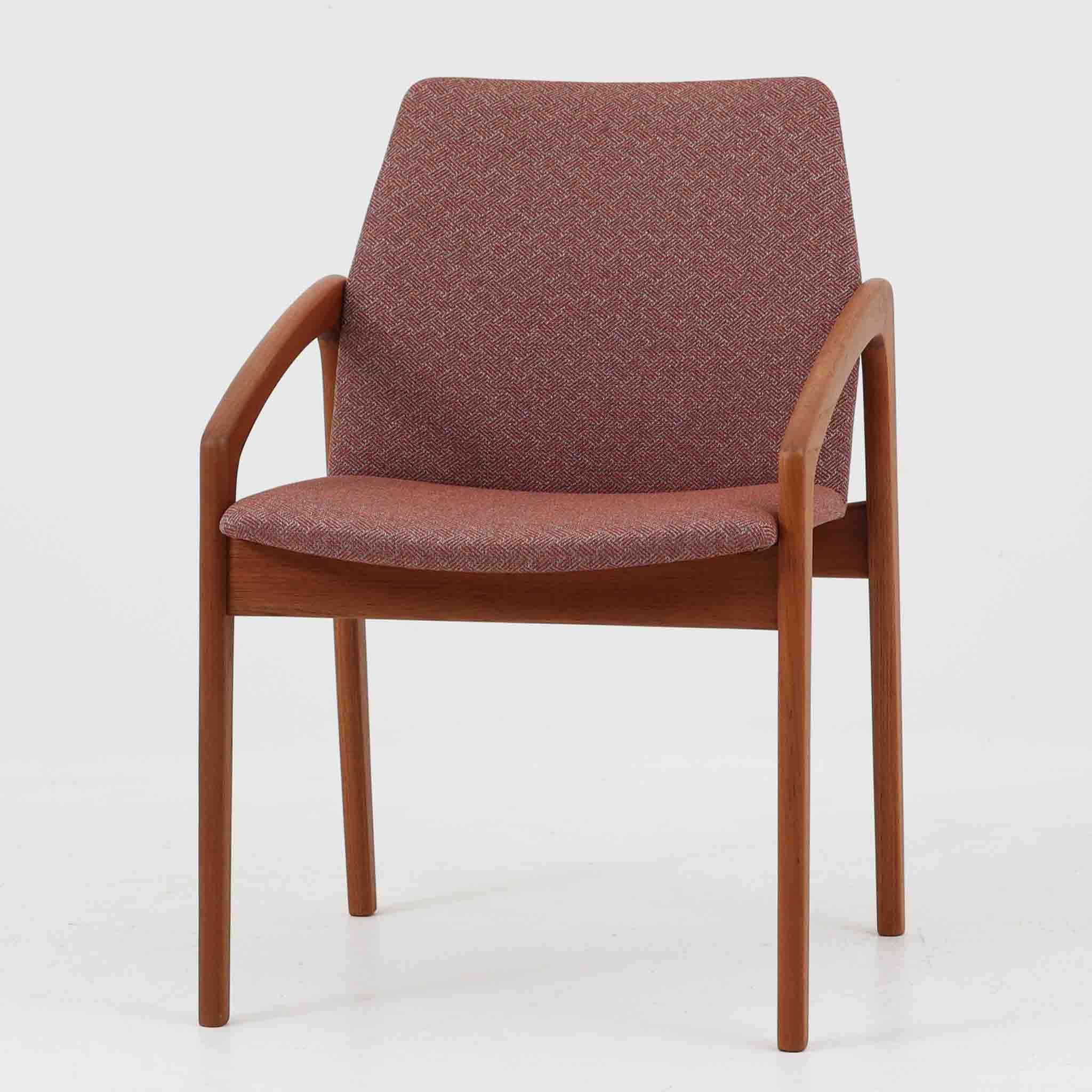 Henning Kjaernulfが手がけたアームチェア「Model 23」は、Korup Stolefabrik社によって製造された北欧ビンテージ家具です。フレームには上質なチーク材が用いられ、厚みのある前脚から背面へと繋がる彫刻的な曲線...