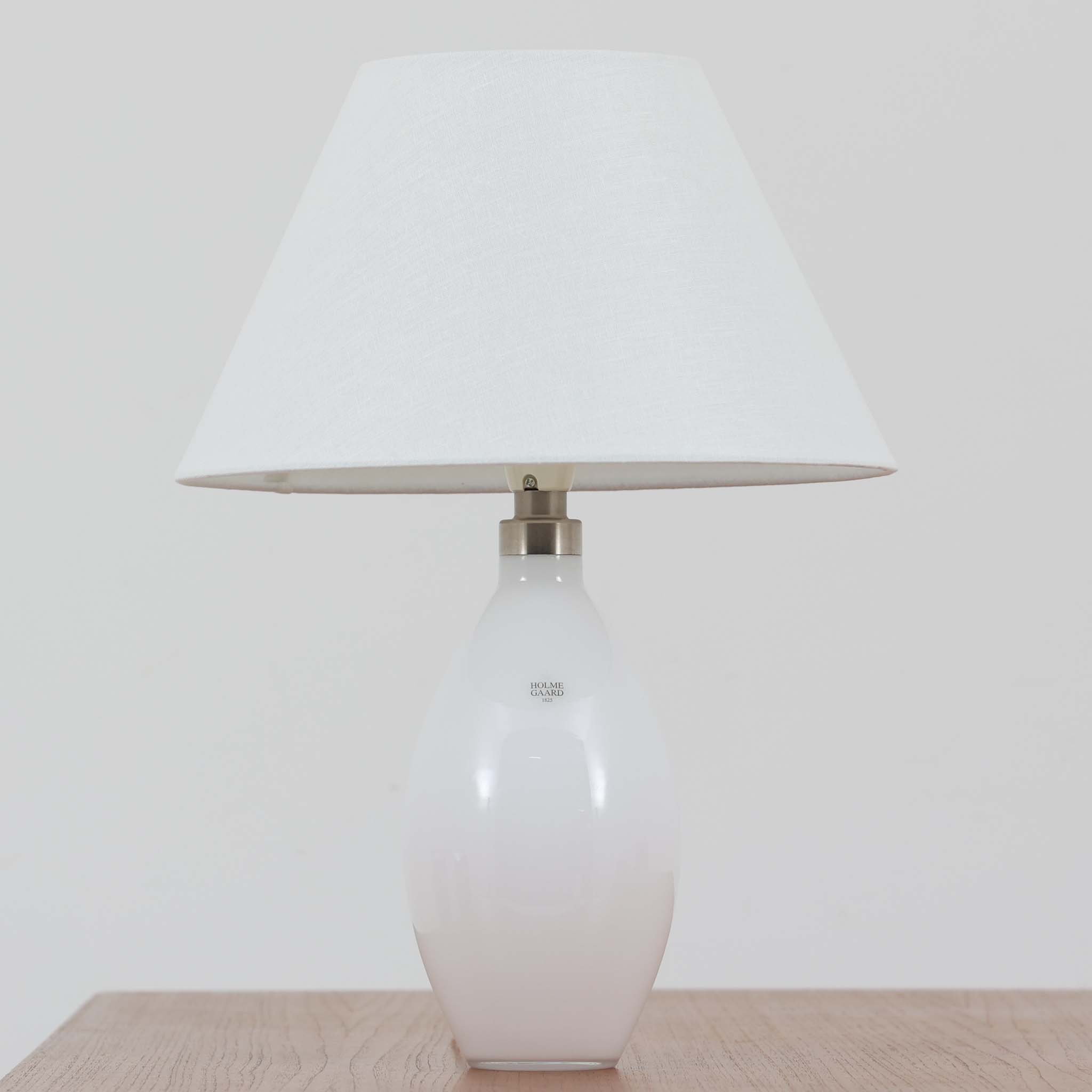 デンマークの老舗ガラスメーカー、Holmegaard（ホルムガード）社による「Cocoon」モデルのテーブルランプです。デザイナーはPeter Svarrer（ピーター・スヴァレ）で、彼らしい滑らかな曲線と透明感のあるフォルムが美しく表現さ...