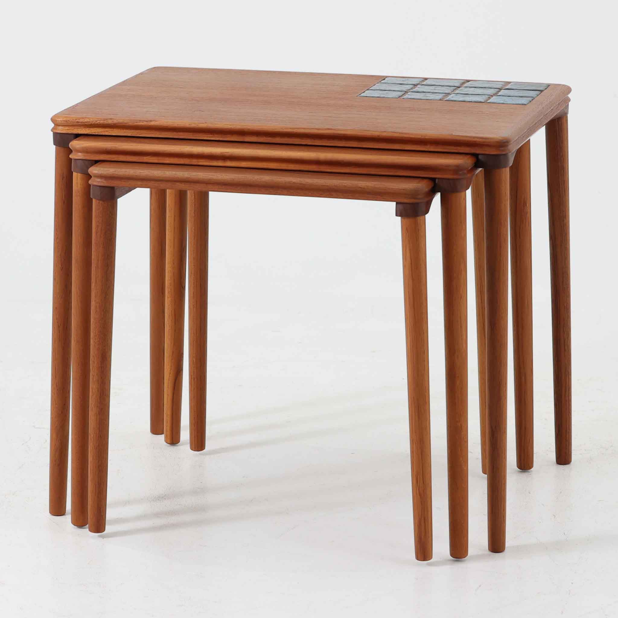 チーク材の温かみある木肌に、落ち着いたブルー系陶磁器タイルをあしらったネストテーブルは、北欧ビンテージらしい実用性と装飾性を兼ね備えたセットです。大小3台を重ねて収納できる合理的な構造で、必要に応じてサイドテーブルや補助台として柔軟に使い分...