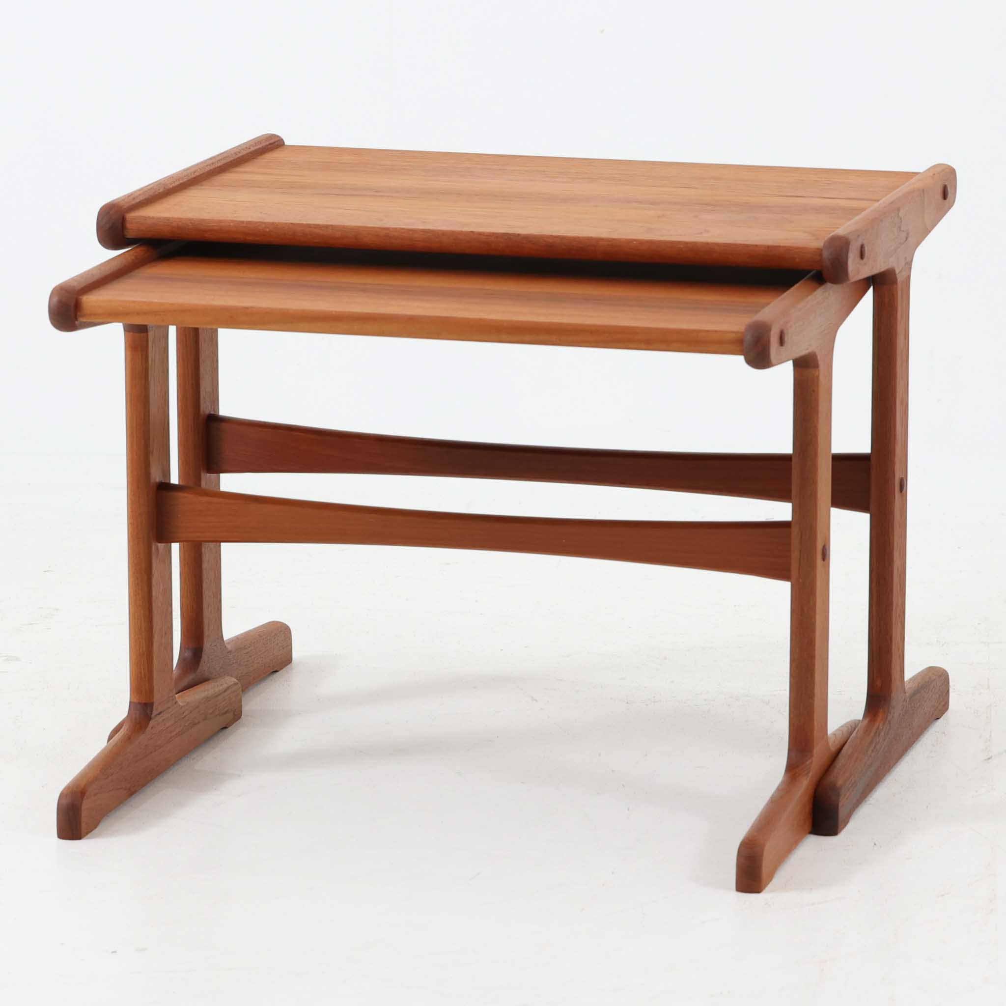 北欧ビンテージらしい合理性と温もりを感じさせるネストテーブルで、上下に重ねて使える構造により、限られた空間でも柔軟な使い方ができる実用的な一式です。素材には良質なチーク材が用いられ、木目の美しさと滑らかな手触りが際立ち、側板や脚部に見られる...