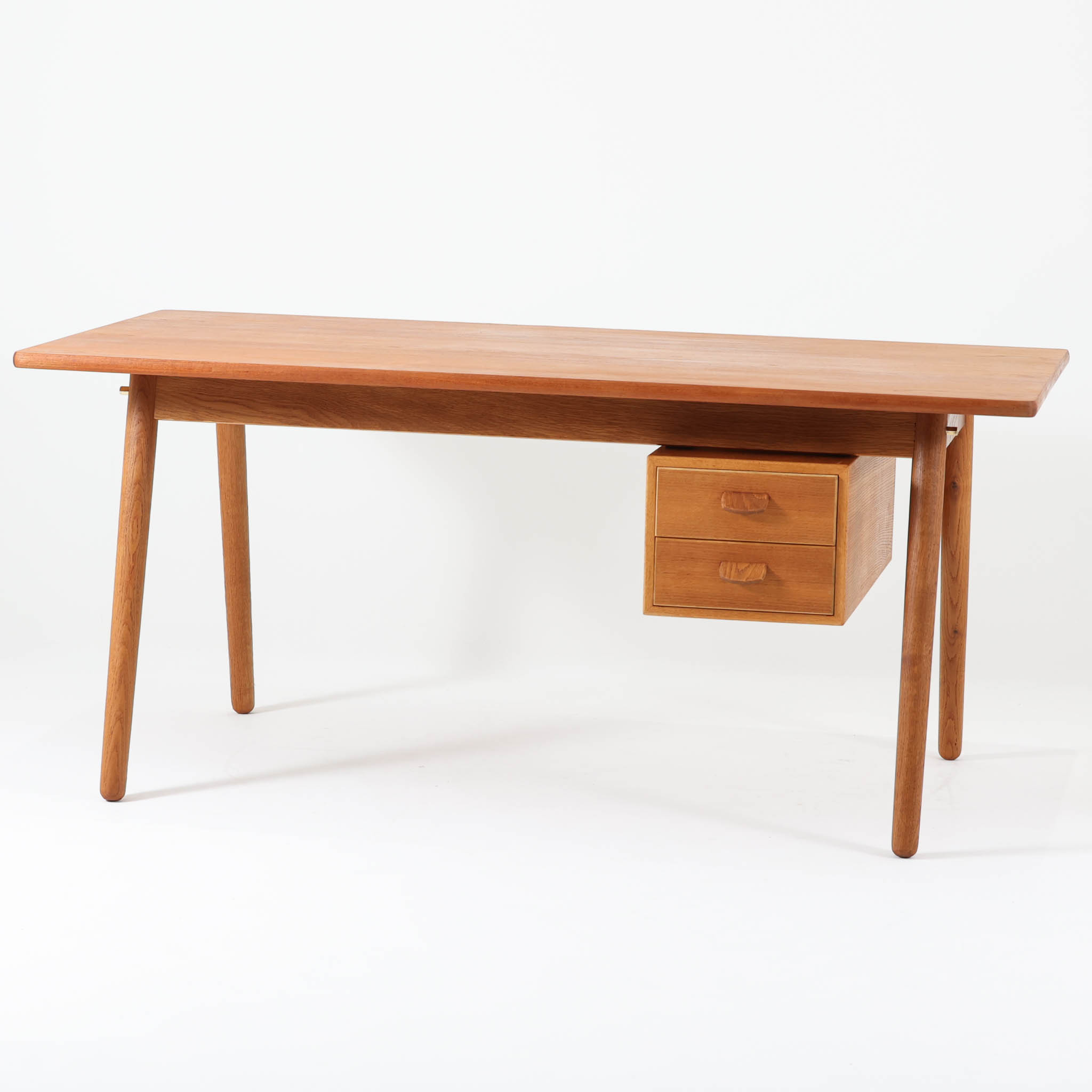 Poul M. Voltherがデザインし、FDB Moblerによって製作された片袖デスク。チーク材の天板と収納部、オーク材の脚部を組み合わせた構成に、真鍮の金具がさりげないアクセントを添える北欧ビンテージらしい一台です。幅160cmのゆ...