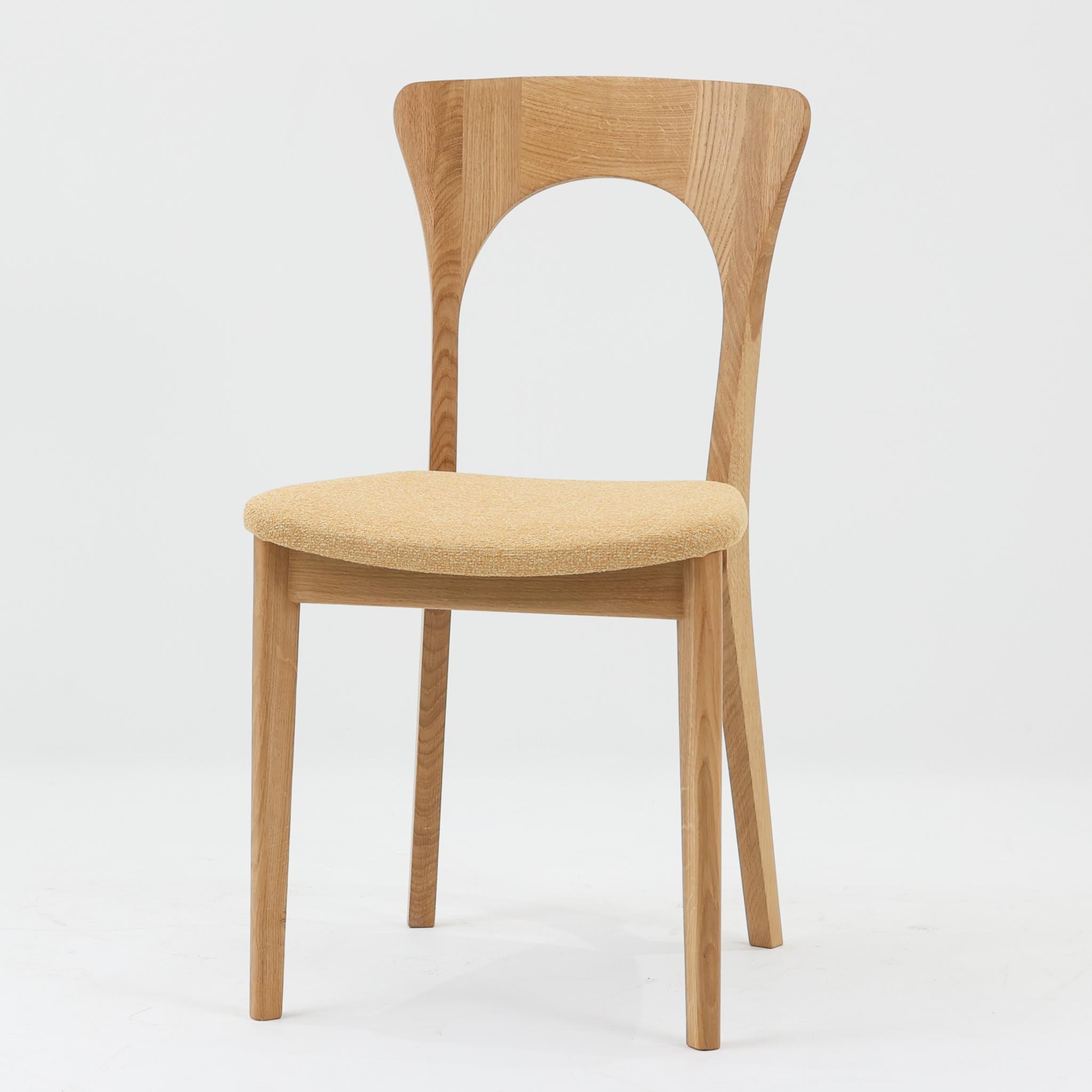 Niels Koefoedが1957年にデザインし、現在はCaso Furnitureより復刻製作されているモデル「Peter」のダイニングチェアです。オーク材の美しい木目を活かしたフレームと、背もたれに大きく設けられたアーチ状の開口部が印...