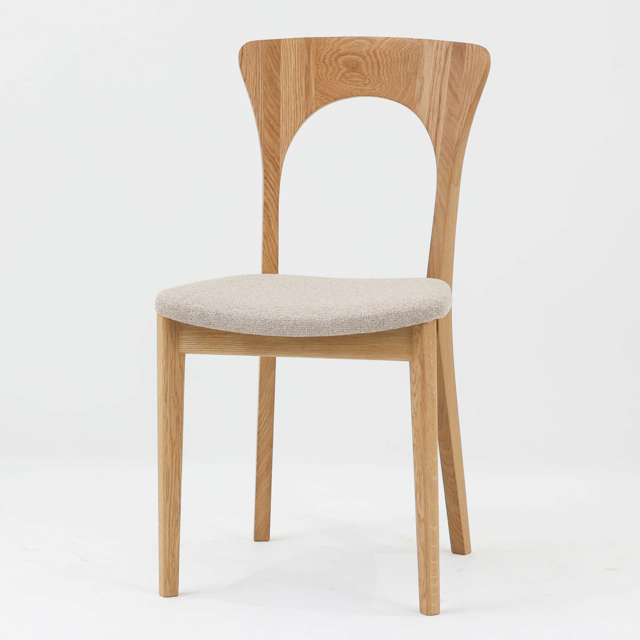 Niels Koefoedが1957年にデザインし、現在はCaso Furnitureより復刻製作されているモデル「Peter」のダイニングチェアです。オーク材の美しい木目を活かしたフレームと、背もたれに大きく設けられたアーチ状の開口部が印...