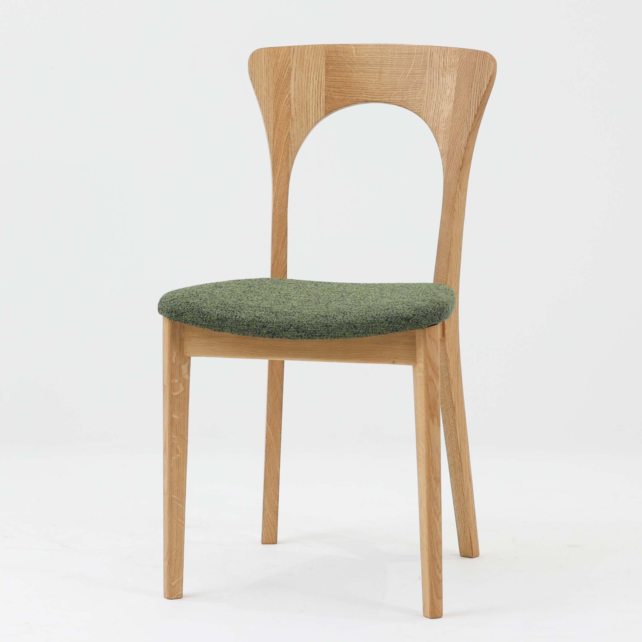 Niels Koefoedが1957年にデザインし、現在はCaso Furnitureより復刻製作されているモデル「Peter」のダイニングチェアです。オーク材の美しい木目を活かしたフレームと、背もたれに大きく設けられたアーチ状の開口部が印...