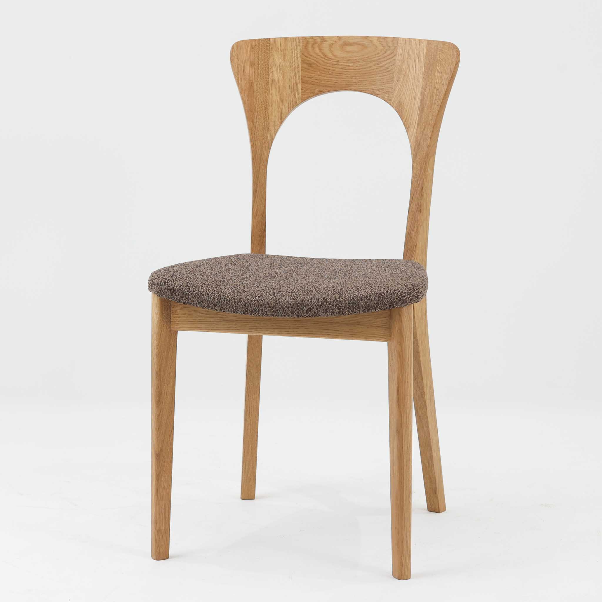 Niels Koefoedが1957年にデザインし、現在はCaso Furnitureより復刻製作されているモデル「Peter」のダイニングチェアです。オーク材の美しい木目を活かしたフレームと、背もたれに大きく設けられたアーチ状の開口部が印...