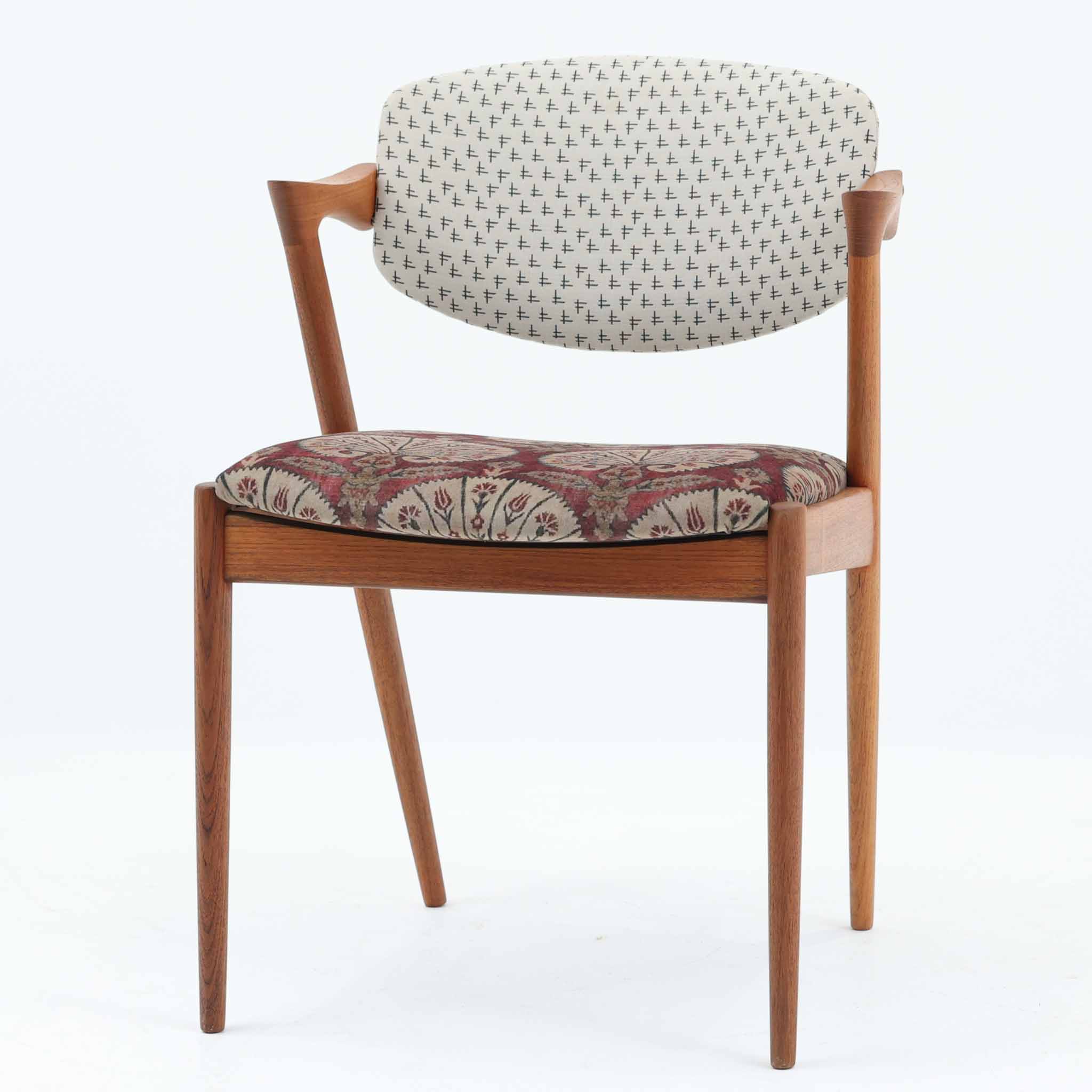 北欧より買い付けました。ハーフアームが特徴的なKai KristiansenデザインのNo42チェアは、デスクやダイニングテーブルに綺麗に収納する事が出来ます。現在復刻品が出ておりますが、チーク材フレームは復刻されておらず、希少な商品です。...