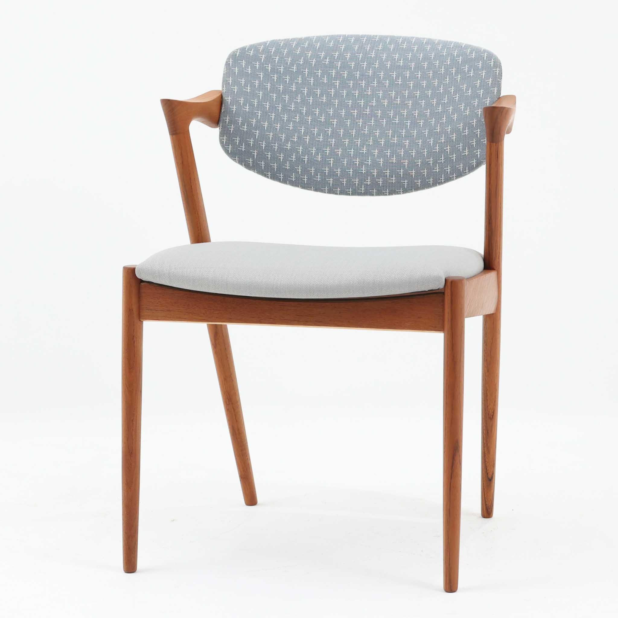 北欧より買い付けました。ハーフアームが特徴的なKai KristiansenデザインのNo42チェアは、デスクやダイニングテーブルに綺麗に収納する事が出来ます。現在復刻品が出ておりますが、チーク材フレームは復刻されておらず、希少な商品です。...