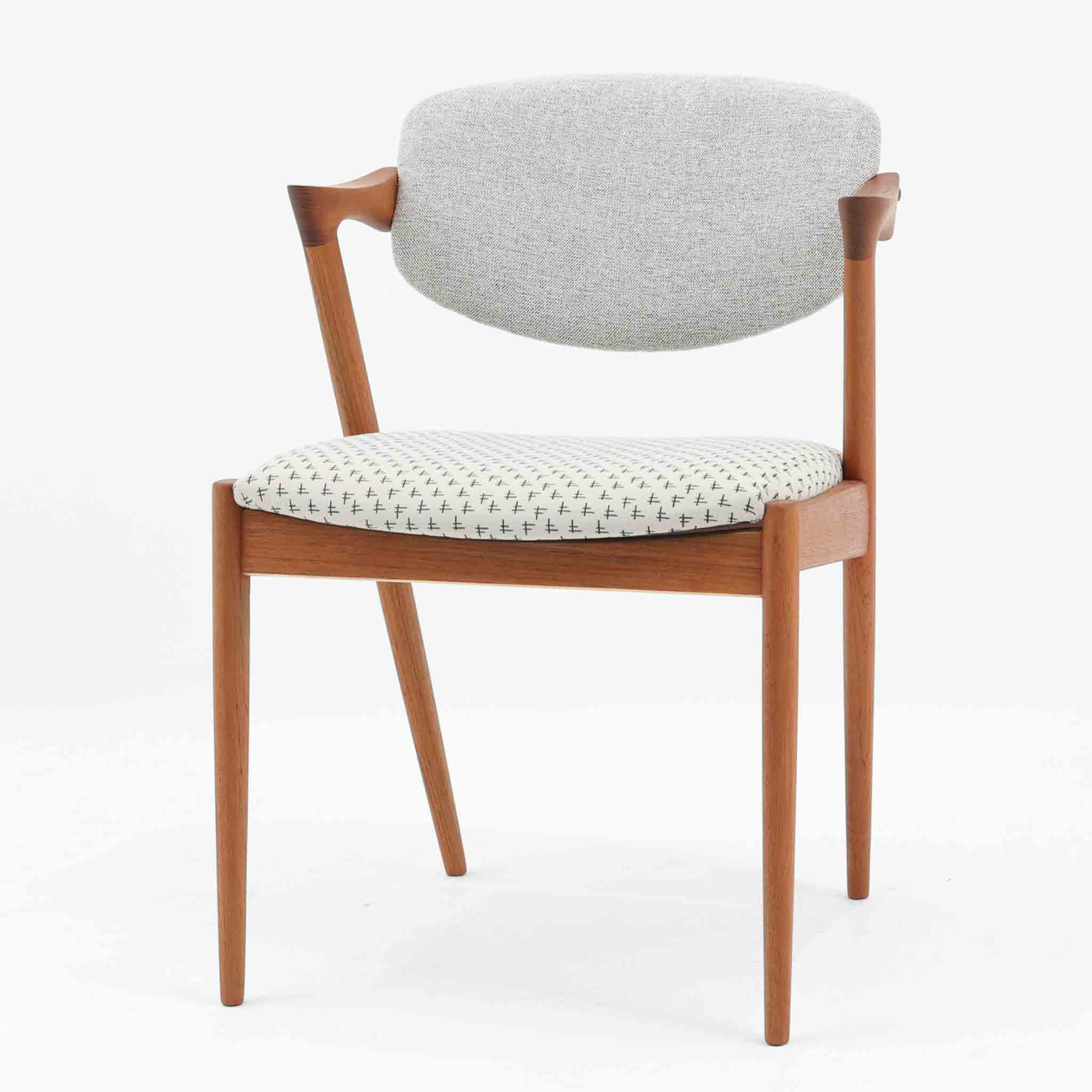 北欧より買い付けました。ハーフアームが特徴的なKai KristiansenデザインのNo42チェアは、デスクやダイニングテーブルに綺麗に収納する事が出来ます。現在復刻品が出ておりますが、チーク材フレームは復刻されておらず、希少な商品です。...