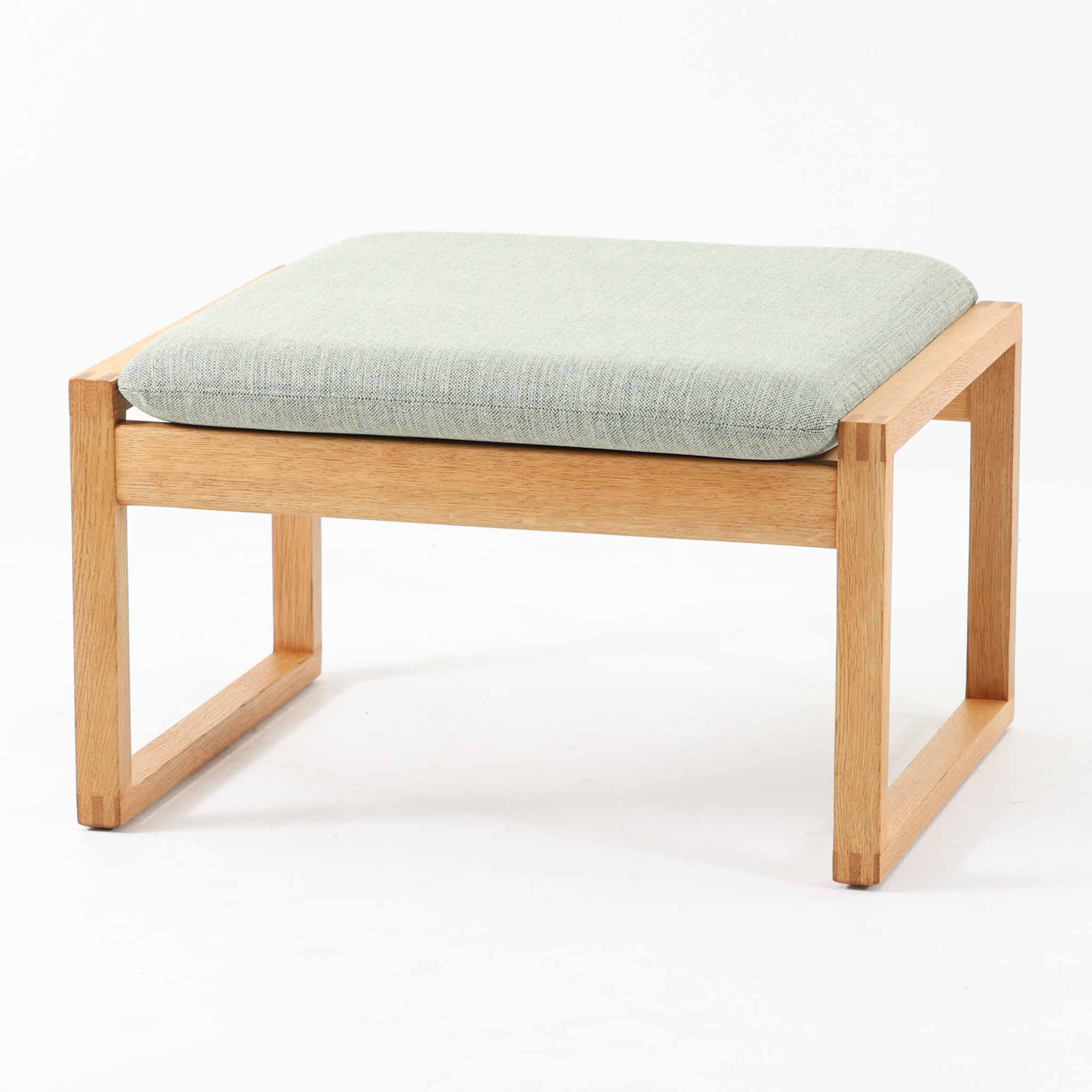 Borge Mogensenがデザインし、Fredericia社より製作されたModel 2248のオットマンです。オーク材を使用した堅牢なフレームは、北欧家具らしいシンプルで実用性を重視したデザインが魅力。直線的で無駄のない構造と、丁寧な...