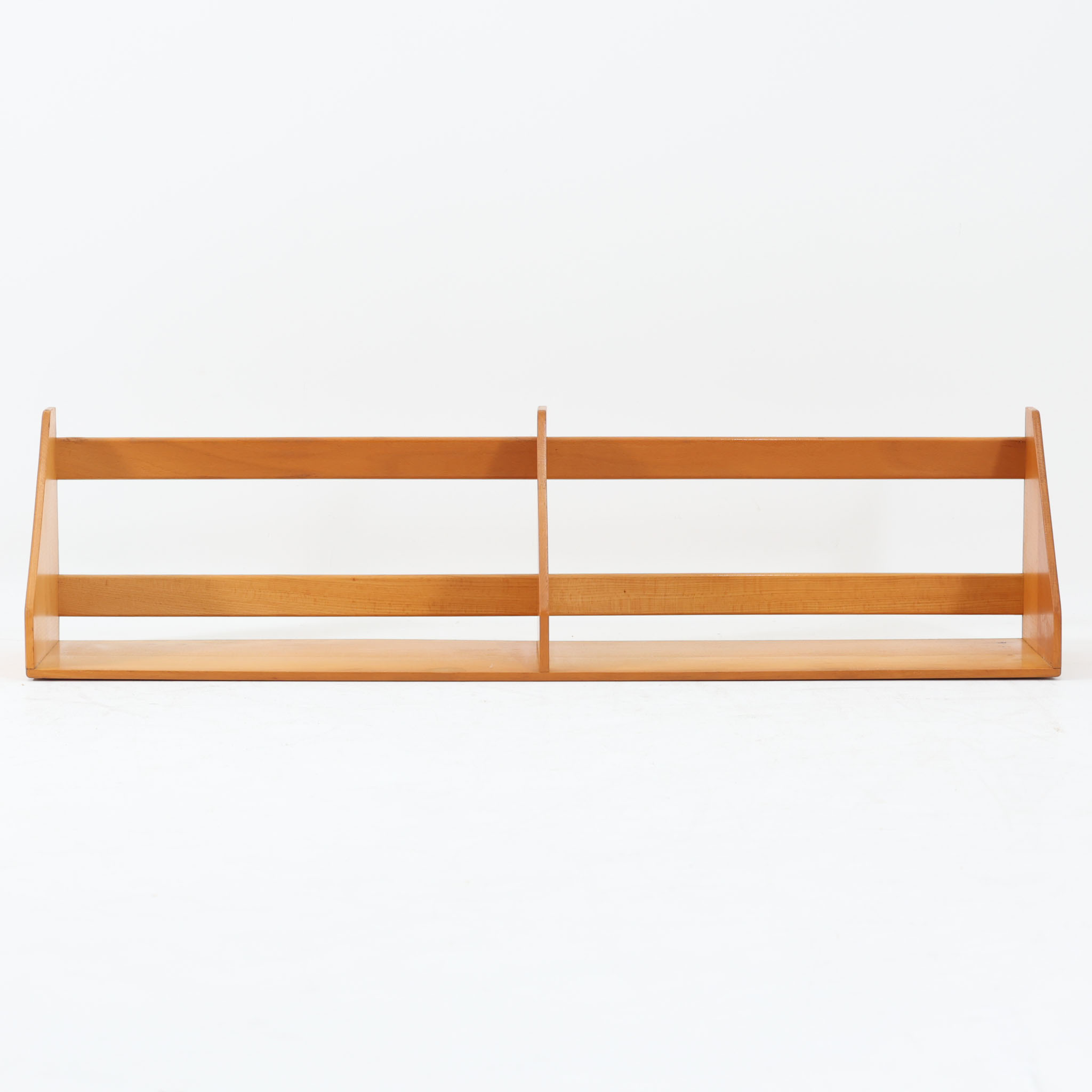 Borge Mogensen（ボーエ・モーエンセン）デザイン、FDB Mobler製のウォールシェルフ Model B5です。ビーチ無垢材を使用したシンプルで温かみのあるデザインが特徴で、北欧家具ならではの機能性と美しさを兼ね備えています。...