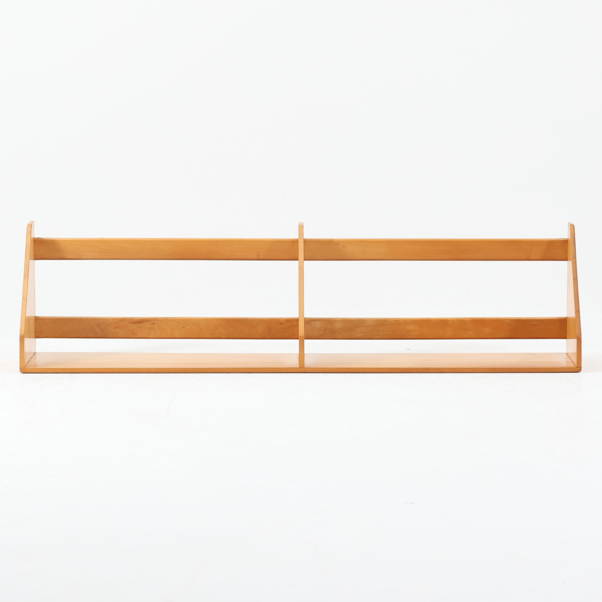 Borge Mogensen（ボーエ・モーエンセン）デザイン、FDB Mobler製のウォールシェルフ Model B5です。ビーチ無垢材を使用したシンプルで温かみのあるデザインが特徴で、北欧家具ならではの機能性と美しさを兼ね備えています。...