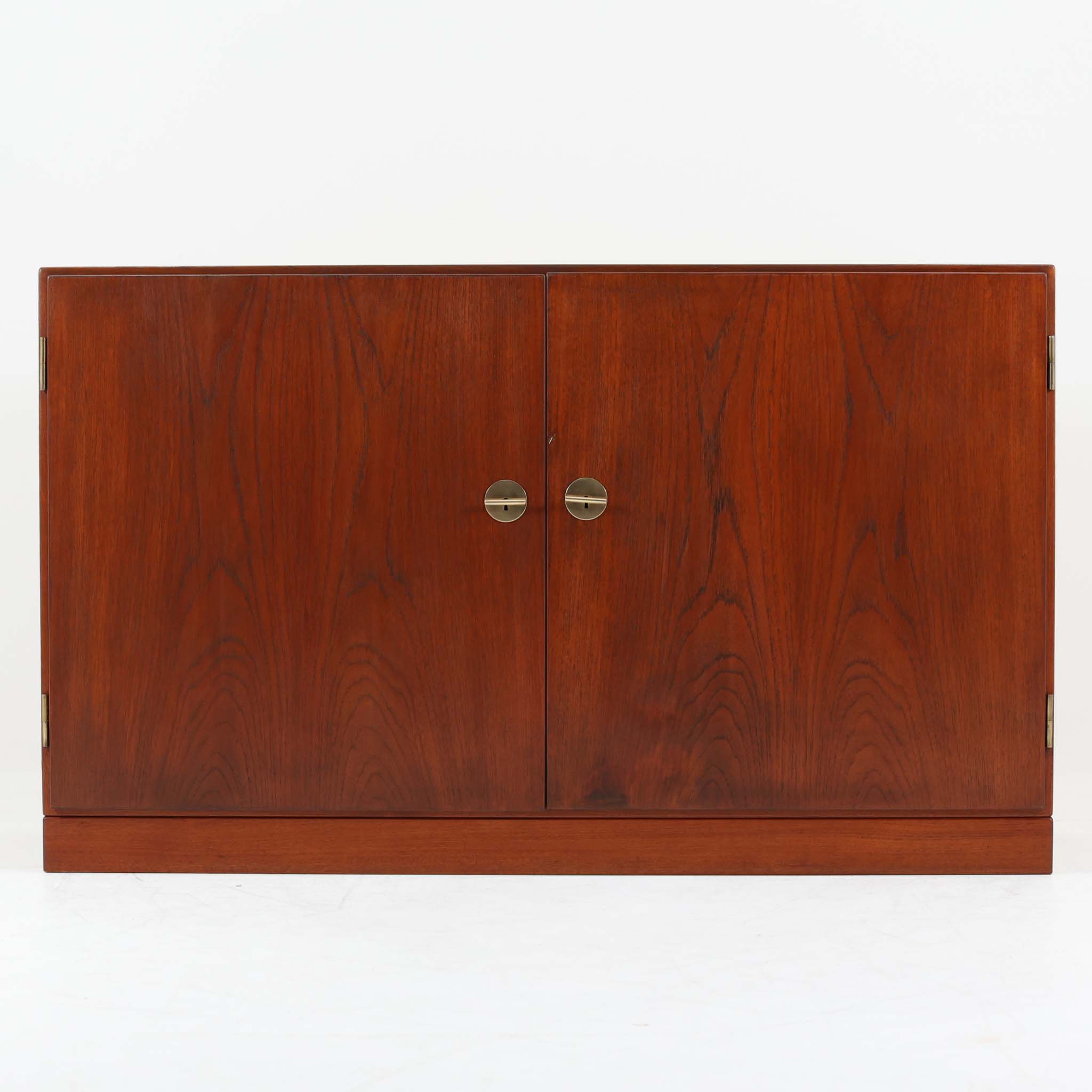 Borge Mogensenがデザインし、FDB Moblerにより製作されたModel 232のキャビネットです。チーク材の美しい木目を活かした端正な外観と、鍵がそのまま取っ手として機能するユニークな構造が特徴です。内部には引き出しと棚板...