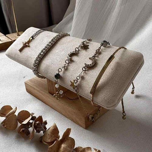 シンプルでオシャレなディスプレイスタンド。ブレスレットを並べて収納できます。木製のスタンドでインテリアにも馴染みます。【サイズ】長さ20cm×高さ8cm×幅6cm土台部分：長さ12cm 【注意事項】 ◆こちらの商品は送料無料となります。 ※...