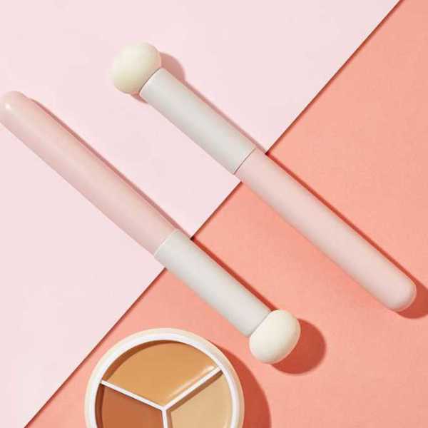 【商品情報】 スポンジヘッドのコンシーラーブラシ。 スポンジブラシは、顔の傷を修正して隠すように設計されており、完璧なメイクアップを作成します。 スポンジヘッドのメイクアップパフは触り心地が良く、デリケートな肌を傷つけません。丸いヘッドのデ...