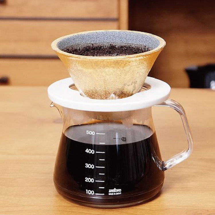 大人気のセラミックコーヒーフィルター「COFIL Fuji」に、ラグジュアリーなゴールドカラーが登場。本物の金を使用し、高温焼成によって生まれる美しく鮮やかな輝きが魅力です。50ミクロンの無数の微細な穴がカルキ臭や不純物を軽減し、遠赤外線効...