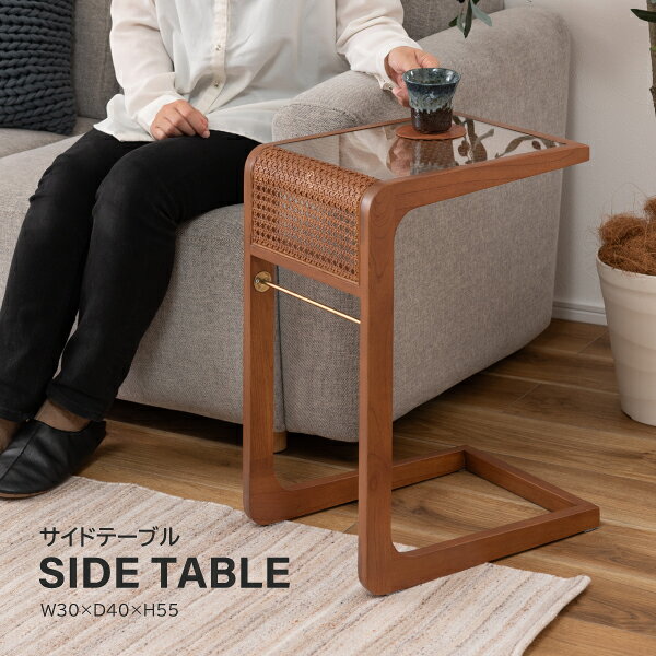 天然ラタンで編まれたメッシュを全体にあしらったガラステーブルシリーズ。 カゴメ格子という伝統的な編み方は程よい抜け感と軽量な設計も魅力です。 落ち着いた印象のブラウンカラーは様々なシーンによく合います。 ●丸みを帯びたディティール ●ソファ...