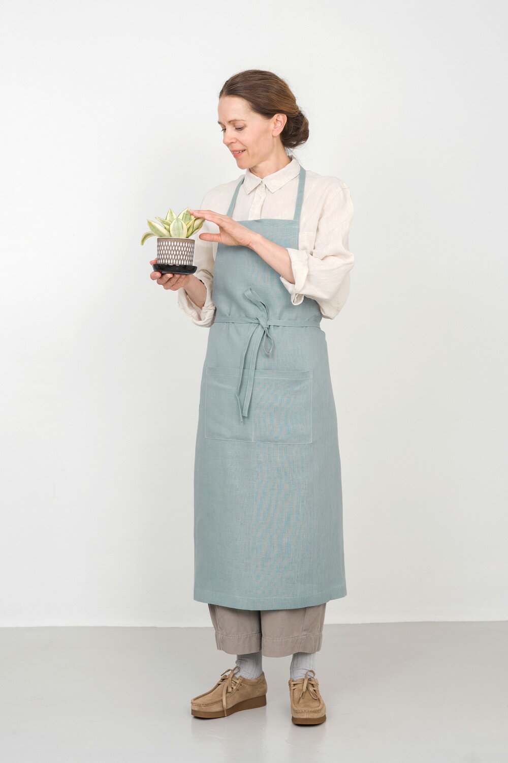 color クレール material linen 100% size W92 X L97cm fogのロングセラーエプロンです。 シンプルなデザインと丈が長く身幅にもゆとりのあるのが人気の秘密です。 紐を前でぎゅっと結びます。 洗濯機で気...