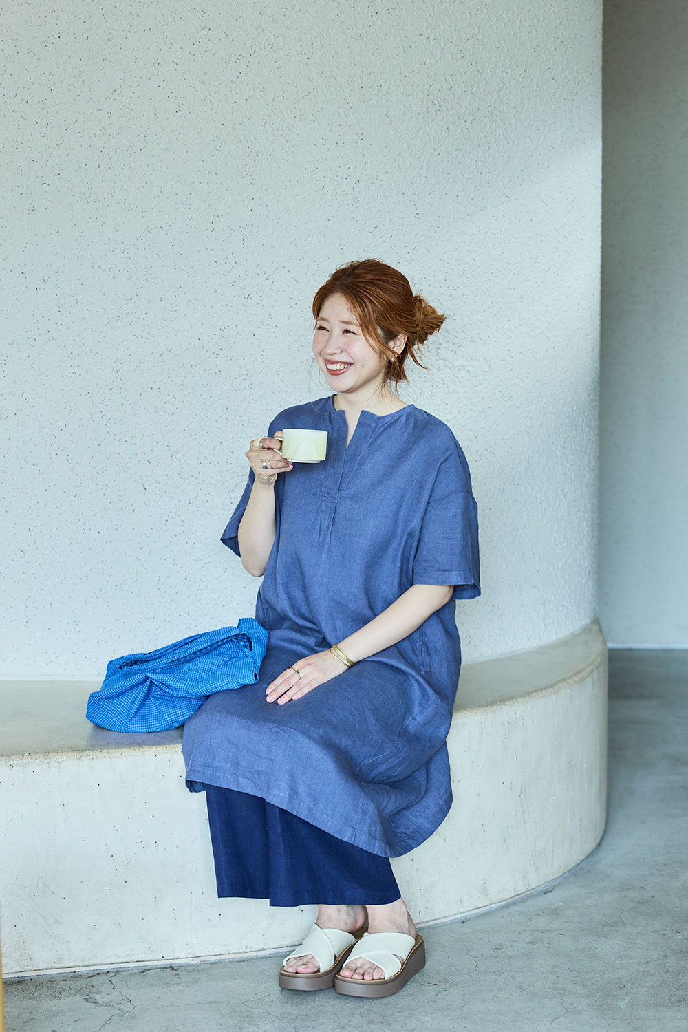 color ブルーフュメ material linen 100% (普通地/normal) size Length98, Chest114, neck to sleeve48cm ドロップショルダーのリラックスしたシルエットに、ややAライン...
