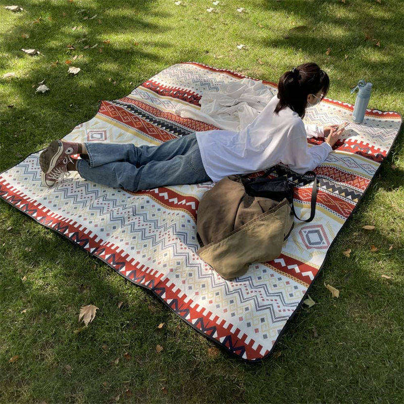 この商品について ・【厚手】レジャーシートの中身に綿入っており、クッション性も抜群！各サイズの重量は以下の通り： 150*150cm=500g、200*200cm=1000g、200*300cm=1250g、300*300cm=2400g。...