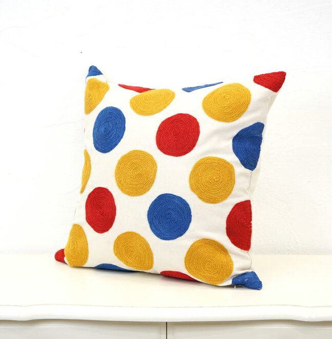 ●カラフルでシックなドット柄の刺繍　クッションカバー ●サイズは45×45センチ ●ぬくもりを感じる丁寧な手刺繍です ●クッションカバーのみのお届け サイズ：45×45センチ 材質（生地）：　コットン、ポリエステル 材質（刺繍）：　アクリル...