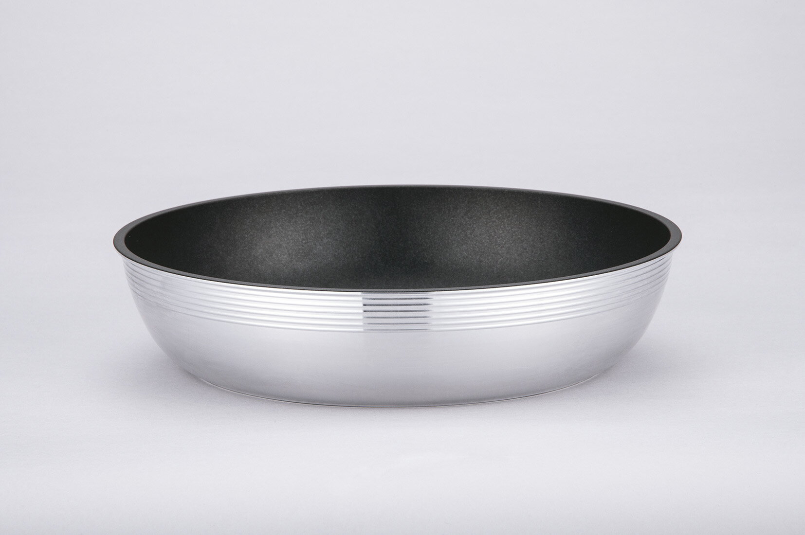 本体に【取っ手】は付属しておりません。別途お買い上げいただくか、フライパンセットをお買い求めください。本体：アルミニウム合金内面：ダイキン Silkware EZ外面：ミラー仕上げ取っ手 ：着脱取っ手外径φ231×高さ71mm質量：505g...