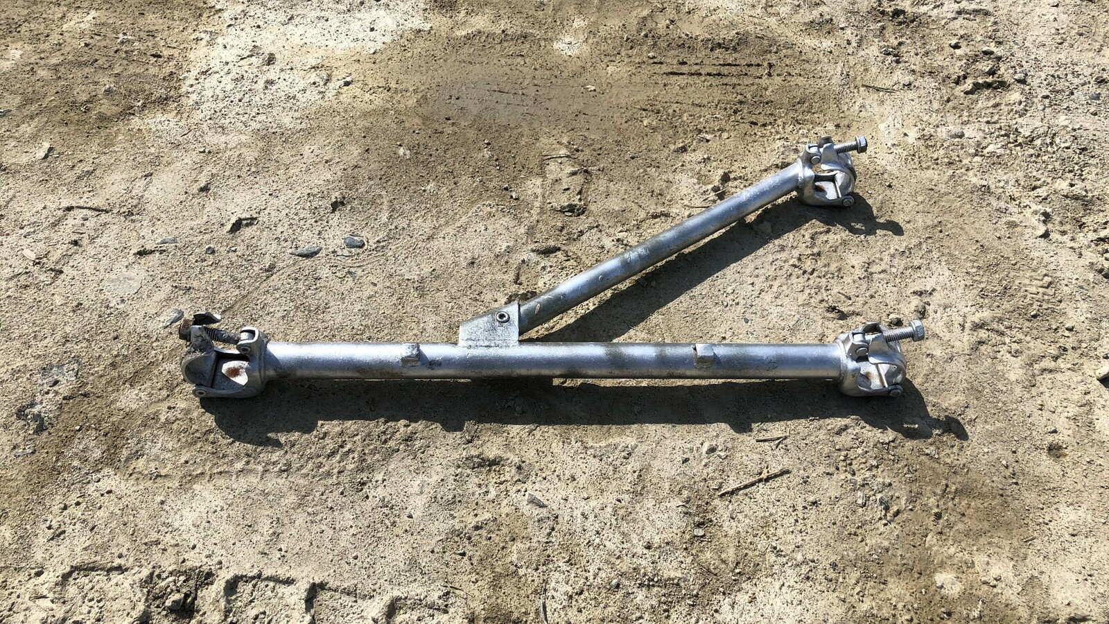 商品情報商品名単管ブラケット規格600メーカーホリー製強み折畳式仮設足場資材　単管ブラケット600　中古 ホリー製　折り畳み式　建築　倉庫　仮囲い　棚作り　単管足場用　100本セット見学・引取・セット購入・大量購入可能(他の商品もありますの...