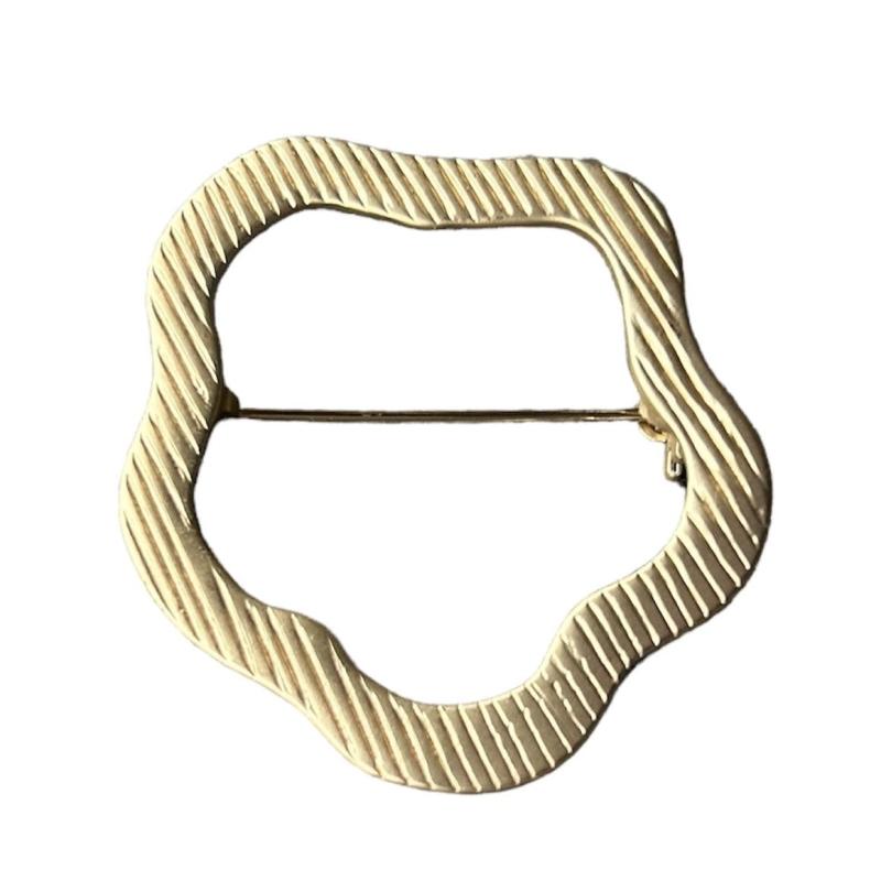 [CHERRY Knot] ブローチ ウェーブ ゴールド ブローチ・雲 シンプル マット レトロ プレゼント 大人 可愛い 上品 コサージュ フラワー フォーマル 花サイズ モチーフの大きさ　4cm×4cm素材 本体：合金重さ 10g
