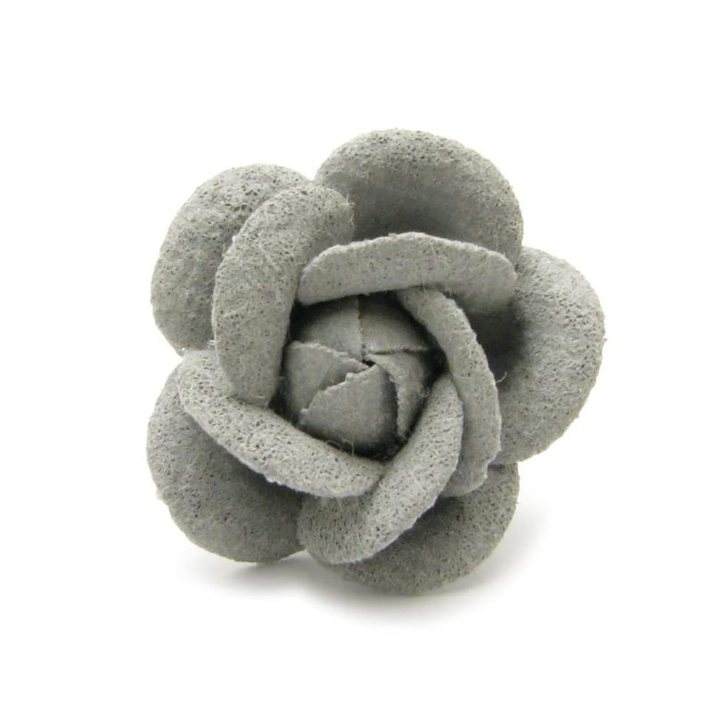 ラペルピン メンズ レディース コサージュ 薔薇 バラ カメリア フラワー花 ピンブローチ js10015スエード風のマットな質感が魅力的なお花のラペルピングレイッシュなカラーと落ち着いた風合いが上品な印象です結婚式やパーティなどのスーツス...