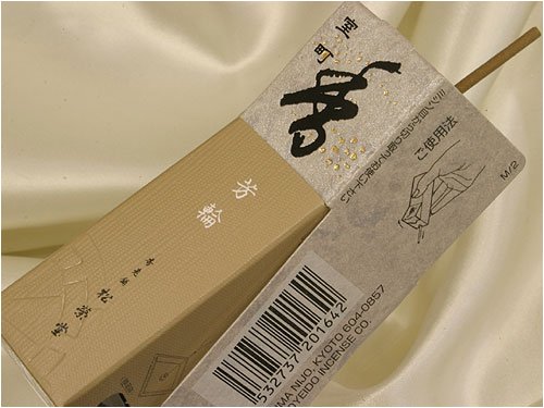 -/-/210423・パッケージ個数:1・原産国 :日本・商品サイズ (幅×奥行×高さ) :25×25×90香炉など不燃性の容器を使用して下さい。 スティック型のお香です。《「室町」の香り》荘厳な香り。落ち着きのある香りに仕上がりました。
