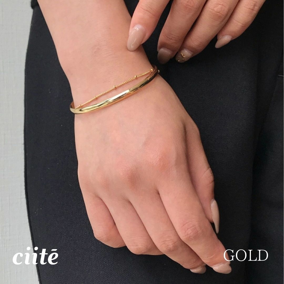 ▼ ゴールド 商品名 チェーンブレスレット × ゴールドバングル 素材 真鍮 サイズ 幅：0.4cm手首周り：14.8cm 備考 ◆商品説明◆普段使いしやすいように、女性らしく少し細めのシルエットに仕上げた2連ブレスレット。動くたびにさりげ...