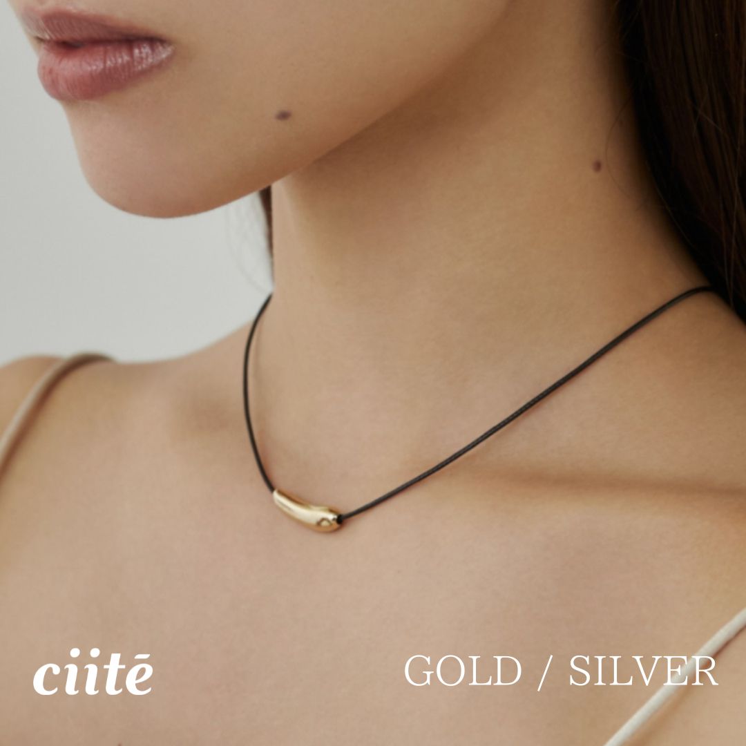 ▼ ゴールド▼ シルバー 商品名 メタルトップ コードチョーカー / ネックレス 素材 真鍮 サイズ 長さ：118cm、トップ：0.5cm×1.9cm 備考 ◆商品説明◆トレンド感のあるコードチョーカーは、巻き方や結び方を変えて自在に楽しめ...