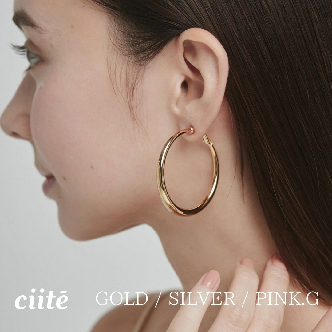 ▼ ゴールド▼ シルバー▼ ピンクゴールド 商品名 ボリューム フープイヤリング (両耳用) 素材 真鍮 サイズ 大きさ：4.5cm×4.5cm 備考 ◆商品説明◆ほどよいボリュームの丸みを帯びたデザインが大人な女性らしさを演出してくれるフ...