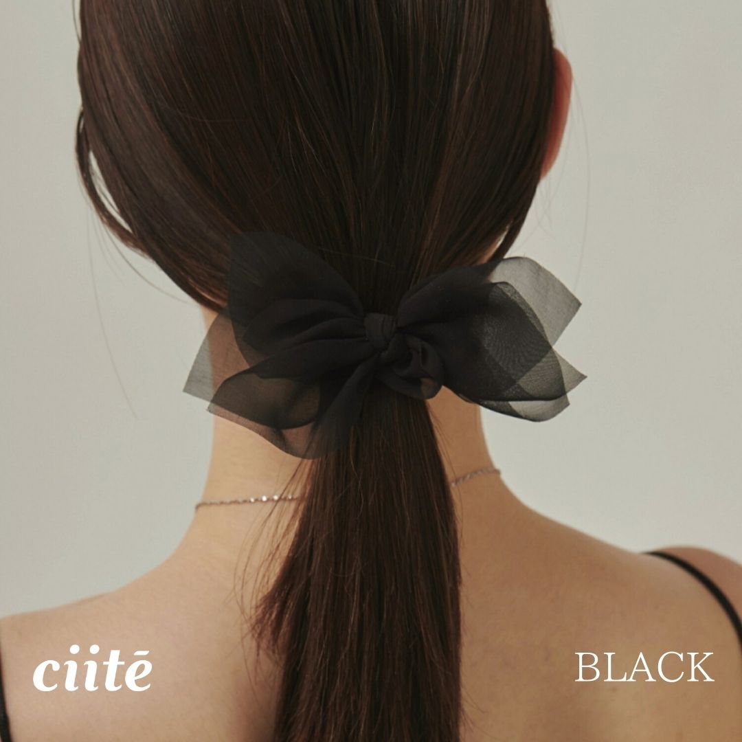 ▼ ブラック 商品名 シフォンリボンヘアゴム サイズ トップ：6cm×14.5cm 備考 ◆商品説明◆シフォン素材のリボンをあしらったヘアゴム。付けるだけで大人可愛いコーディネートを仕上げてくれます。普段使いはもちろん、オフィスから結婚式の...