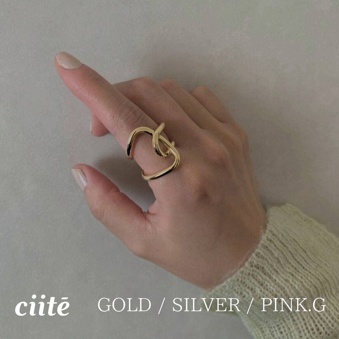 ▼ ゴールド▼ シルバー▼ ピンクゴールド 商品名 ビッグヒネリクロスリング 素材 真鍮 サイズ 幅：最大2.5cm号数：12 備考 ◆商品説明◆シンプルながらも付けた時のバランスに最大限こだわったひねりを効かせたデザインが特徴のリング。美...