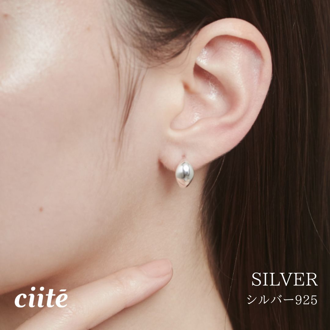 ▼ シルバー 商品名 silver925 ピアス (両耳用) 素材 シルバー925 サイズ 大きさ：1.2cm×1.2cm 備考 ◆商品説明◆丸みを帯びたなデザインが大人な女性らしい印象の、シンプルなシルバー925ピアス。シルバー925の高...