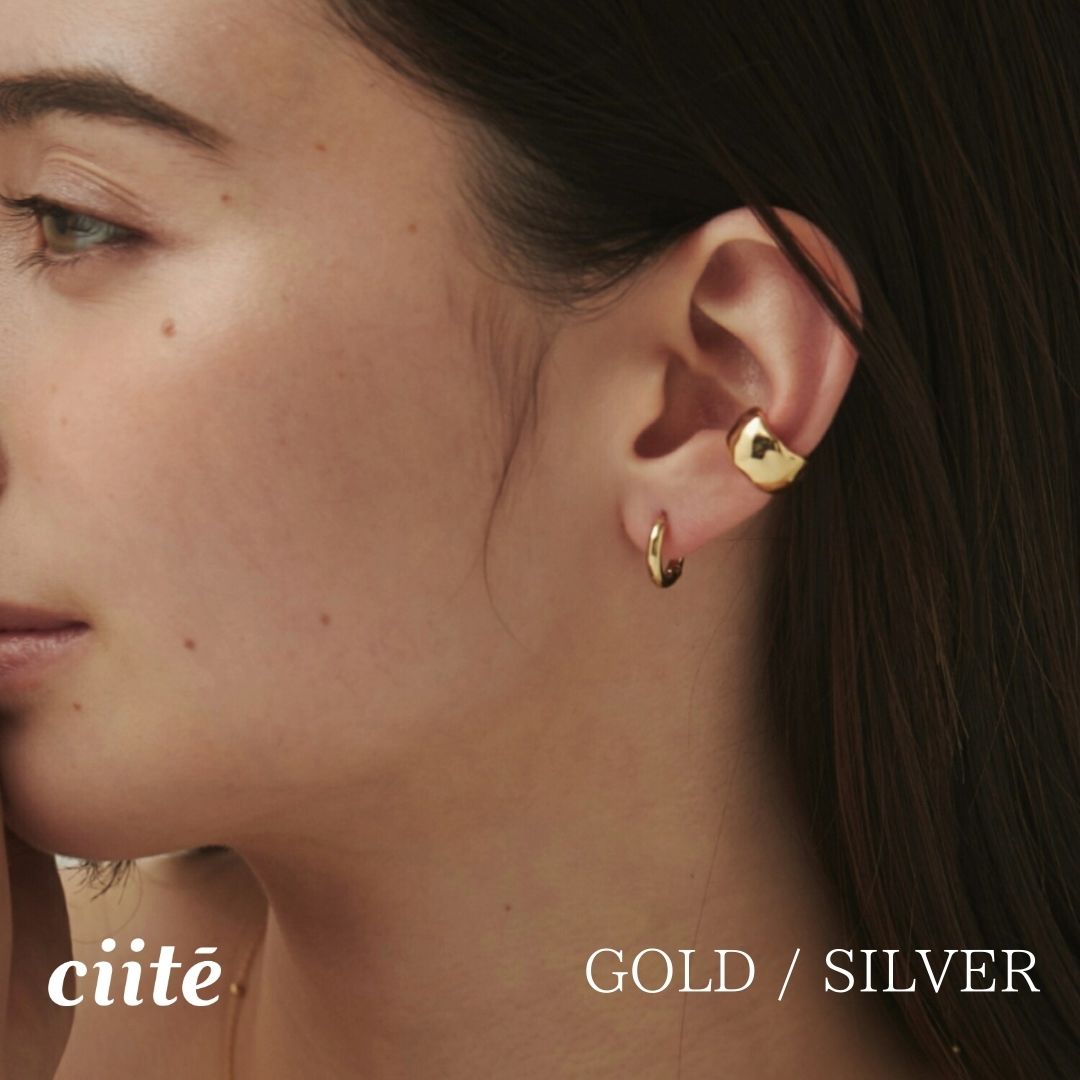 ▼ ゴールド▼ シルバー 商品名 ニュアンスミニイヤーカフ（片耳用） 素材 真鍮 サイズ 幅：0.7cm大きさ：1.2cm×1.2cm 備考 ◆商品説明◆ニュアンス感あるデザインのミニイヤカフは、程よいボリュームで耳元のアクセントにぴったり...