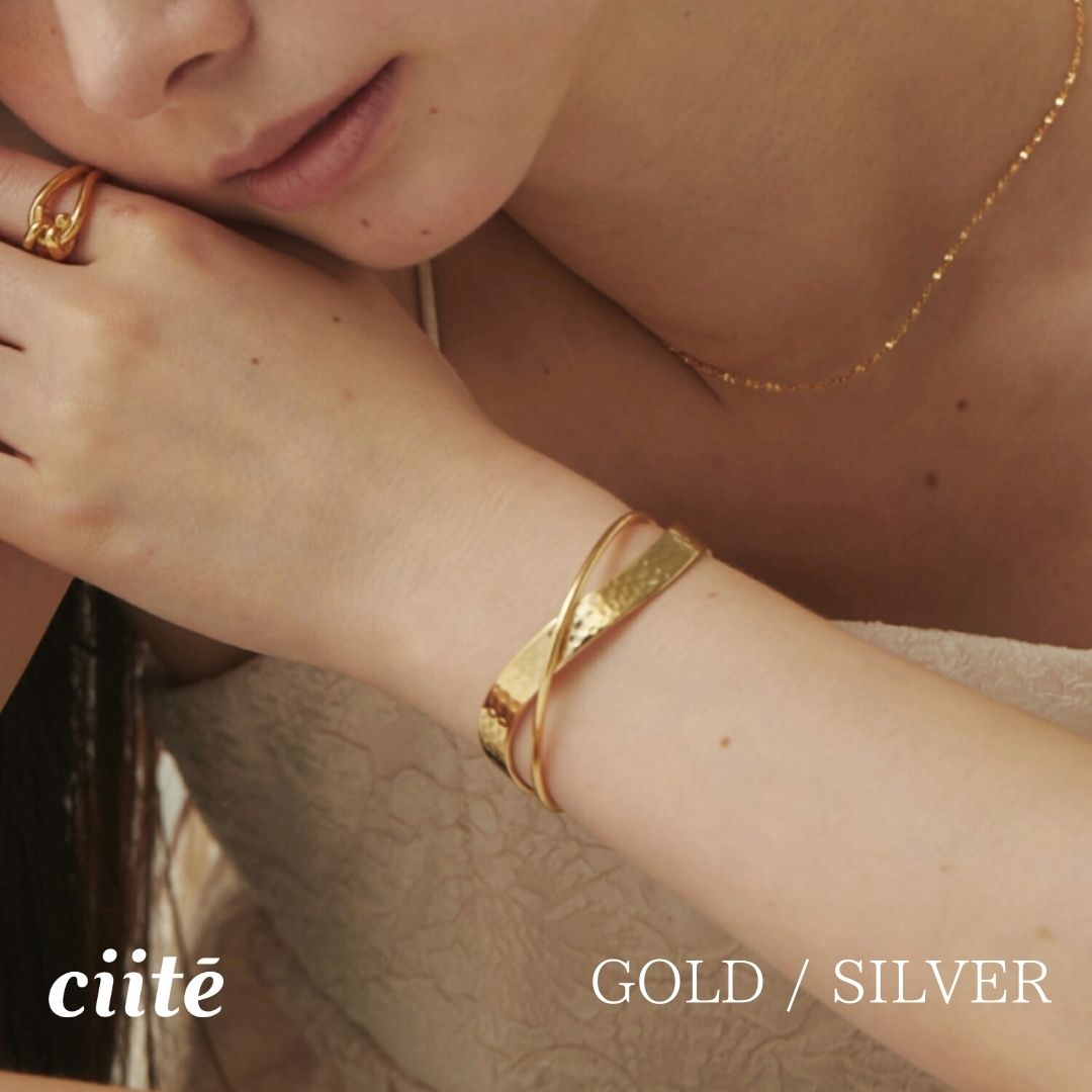 ▼ ゴールド▼ シルバー 商品名 カーブ バングル 素材 真鍮 サイズ 幅：最大1.5cm手首周り：15cm 備考 ◆商品説明◆緩やかなカーブと凸凹のあるカーブが重ね付け見えするバングル。クールで凛とした大人な女性の印象を引き立ててくれます...