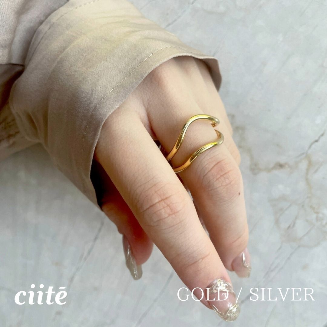 ▼ ゴールド▼ シルバー 商品名 ダブルニュアンスラインリング 素材 真鍮 サイズ 幅：全体1.9cm号数：13 備考 ◆商品説明◆曲線と2本のバランス、流れるような美しいデザインのリング。1つで手元を華やかに演出し、他のアクセサリーとも馴...