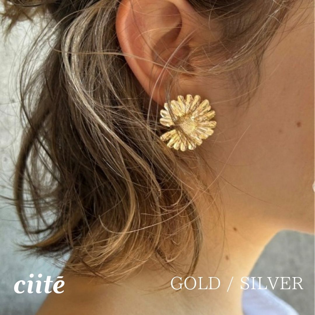 ▼ ゴールド▼ シルバー 商品名 デイジーフラワー ピアス (両耳用) 素材 真鍮 サイズ トップ：2.8cm×2.8cm 備考 ◆商品説明◆デイジーの花がモチーフなった可愛らしいお花のピアス。花名の「Daysy」は「Day's eye」＝...