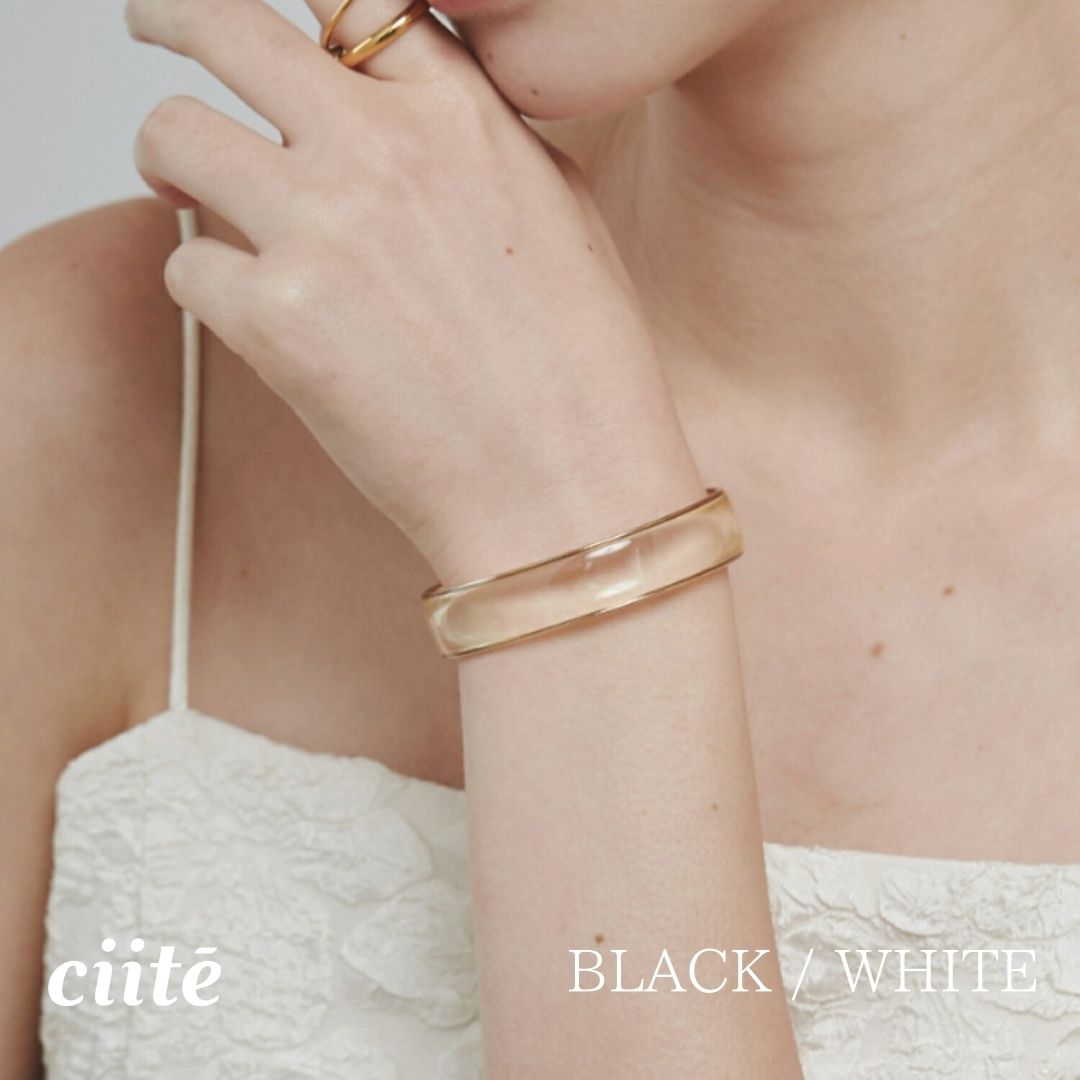 ▼ ブラック▼ ホワイト 商品名 クリアエディション ブレスレット 素材 真鍮 サイズ 幅：1.4cm、手首周り：14.5cm 備考 ◆商品説明◆クリアカラーの透明感が上品な印象のバングル。デザイン性が高く存在感もあるのでお手元を艶のある華...