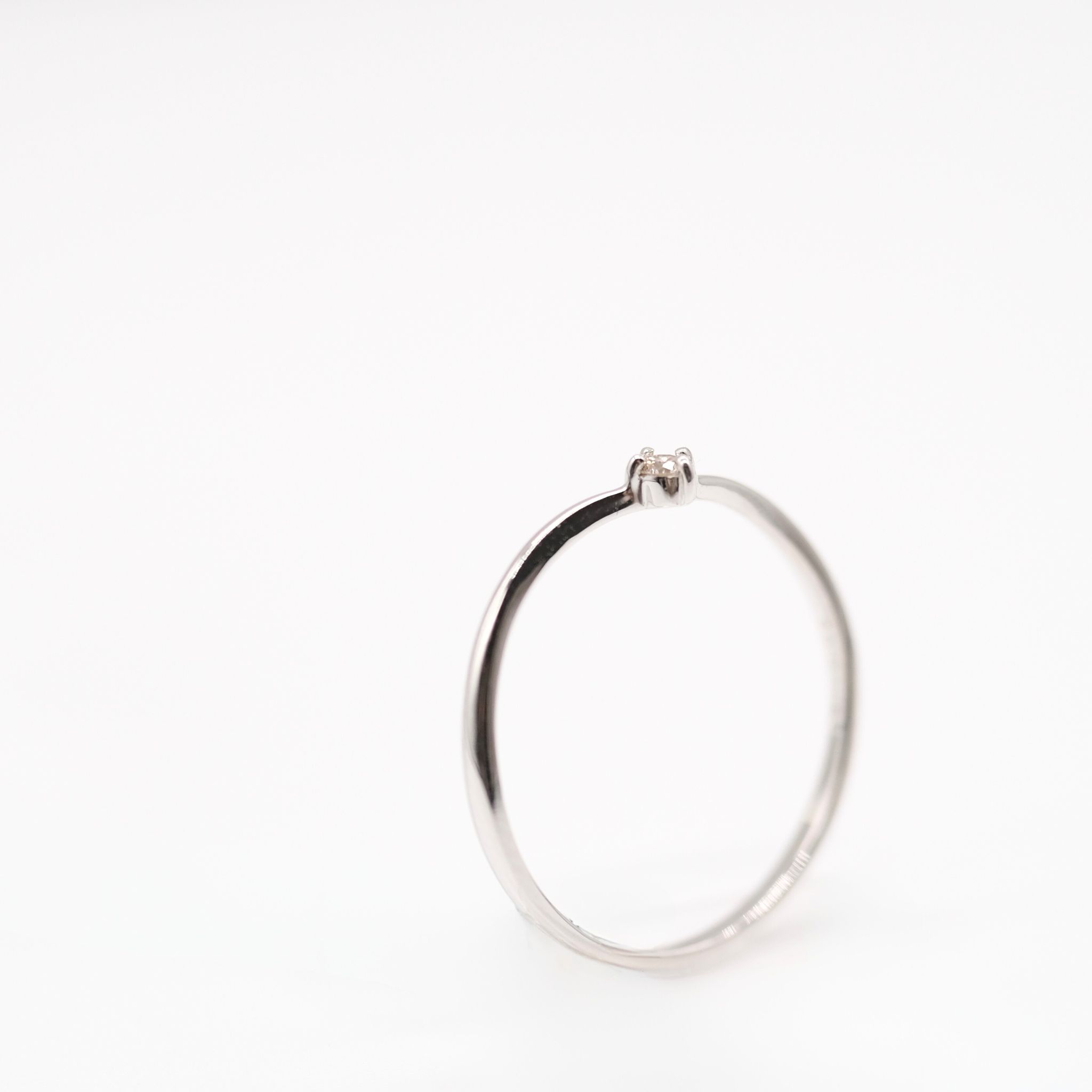 静けさの中に、そっと灯る光。 澄んだ透明感をたたえた一粒のダイヤモンドが、まっすぐに伸びたK10ホワイトゴールドのアームにそっと寄り添う、Cileaの〈ノワールクレールリング〉。 名前の通り、“闇にそっと灯る明かり”をイメージして生まれたリ...