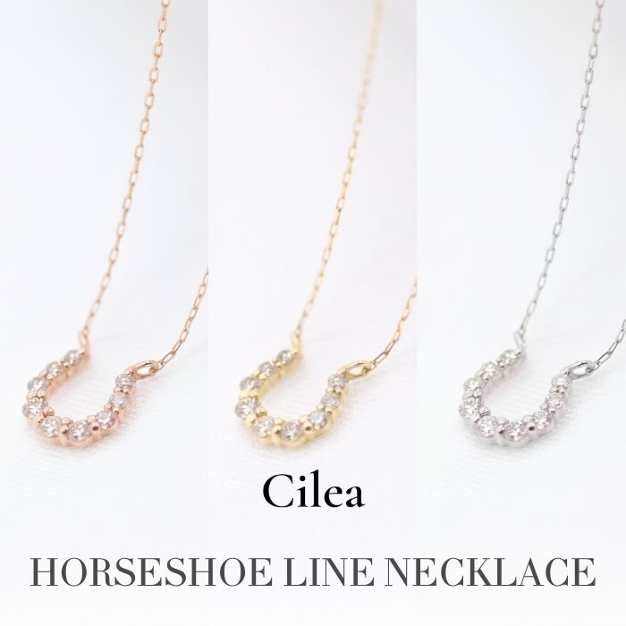 幸運を受けとめる馬蹄に、0.09ctの静かなきらめきを。 幸運のシンボルとして親しまれてきたホースシューモチーフに、0.09ctのダイヤモンドを一粒そっと添えたCilea〈ホースシューネックレス〉。K18ゴールドの上質な艶めきと、控えめで上...