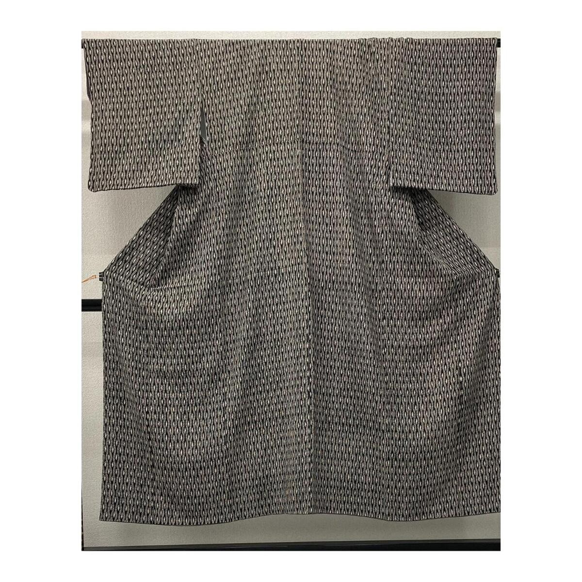 商品情報素材/材質シルク100％（正絹）サイズ/寸法■参考サイズは一般女性のSサイズになります。サイズ/寸法：全長（身丈）:139cm/ 身幅:132cm/ 袖丈:47cm/ 裄幅:63cm/ 前幅：23cm/ 後ろ幅:29cmその他商品説...