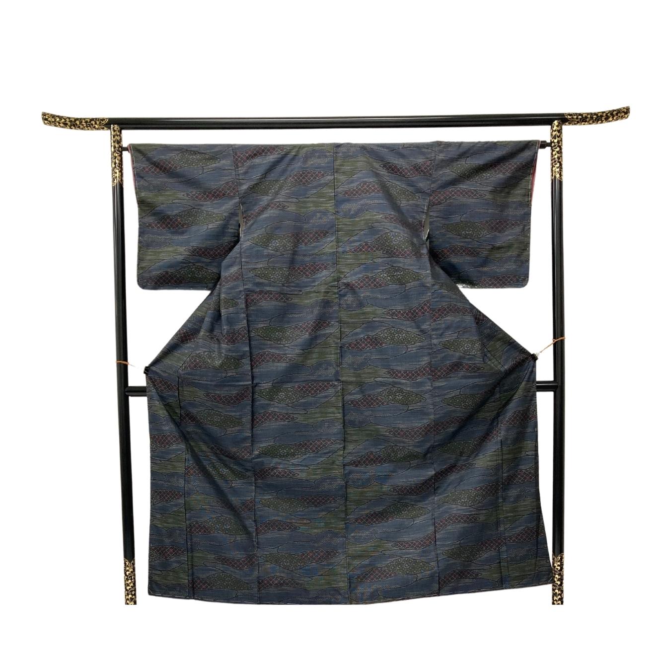 大島紬 送料無料 着物 リサイクル着物 シルク 国産 プレゼント 一点もの サスティナブル身丈146cm 身幅135cm 袖丈49cm 裄幅64cm 前幅24cm 後ろ幅29cm 大島紬 送料無料 着物 リサイクル着物 シルク 国産 プレゼ...