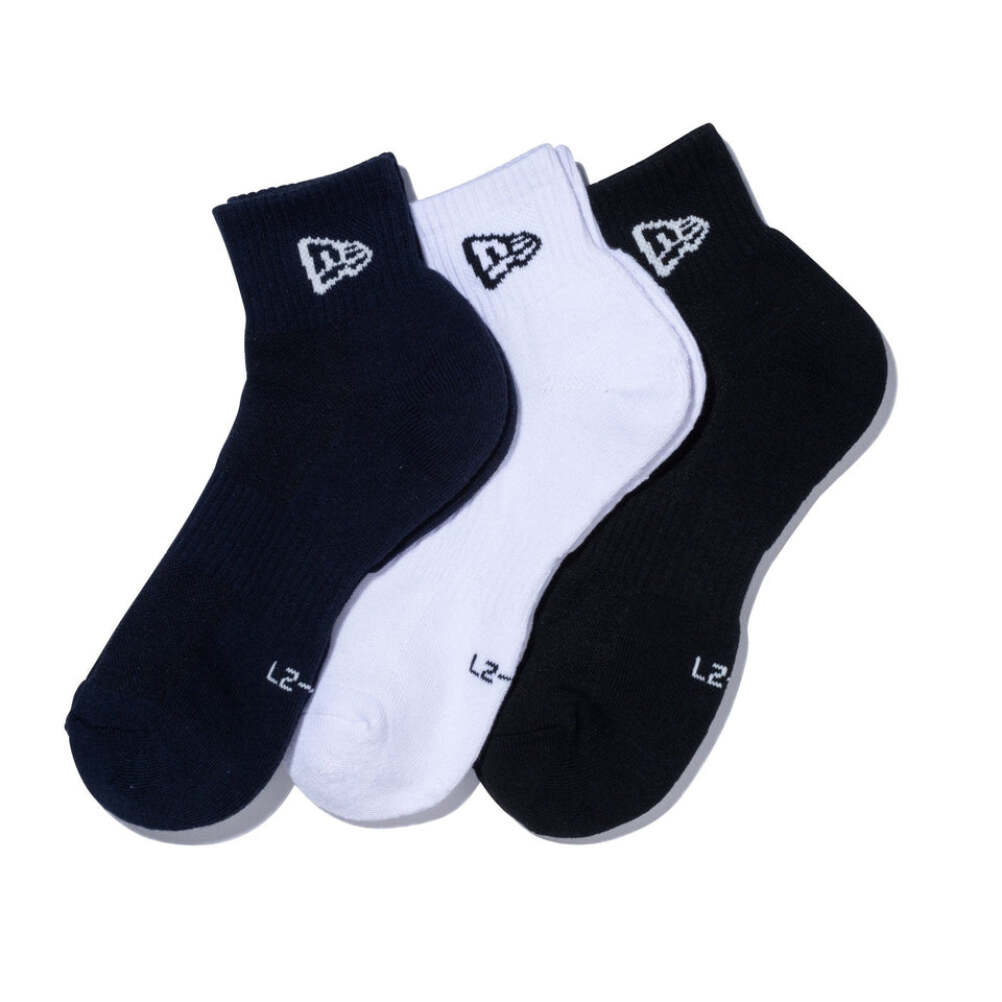 “ニューエラキッズ”の3PAIRS ANKLE SOCKS(MALTI) 足首が隠れる丈感のアンクルソックスホワイト・ブラック・ネイビーの3色セット。お馴染みのフラッグロゴ刺繍が印象的。しっかりとした厚みのある素材を採用しデイリー使いにもお...