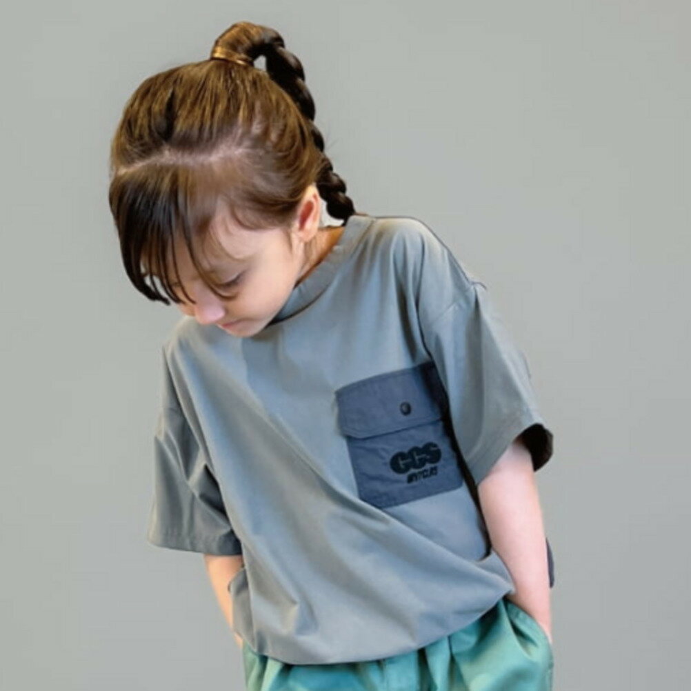 “グルーヴィーカラーズ”のNEW JERSEY MARU DRAWSTRING TEE【3月入荷予定】胸ポケットと裾をナイロン地で切り替えた2トーン配色のTシャツ裾にはドローコード付きでシルエットの変化を楽しめます。定番のTシャツに比べて身...